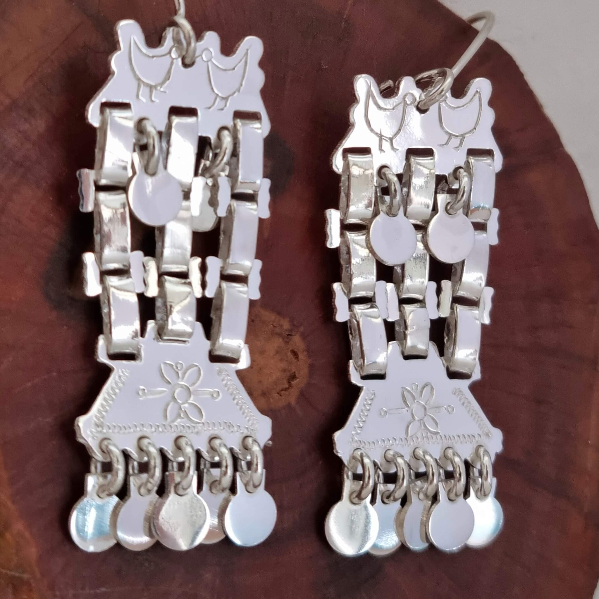 Joyas de inspiración mapuche, símbolos ancestrales en plata.